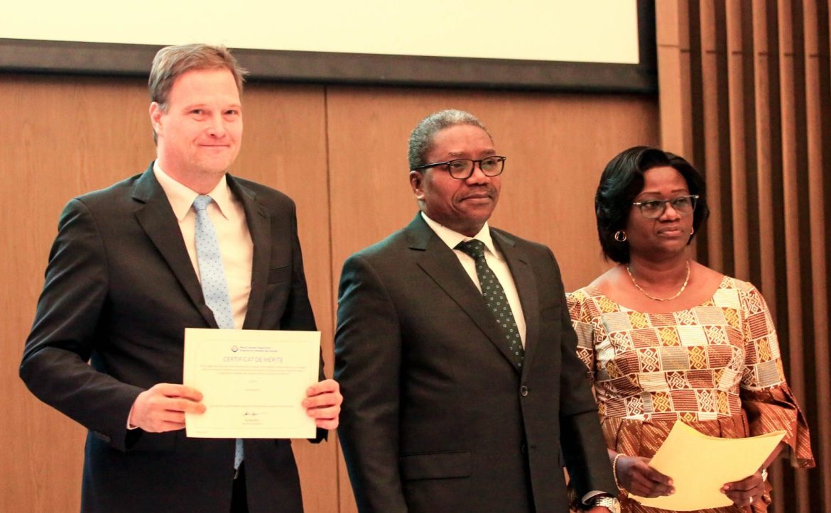 RDC : Remise des hyperguides des agents de douanes aux cadres et agents ...