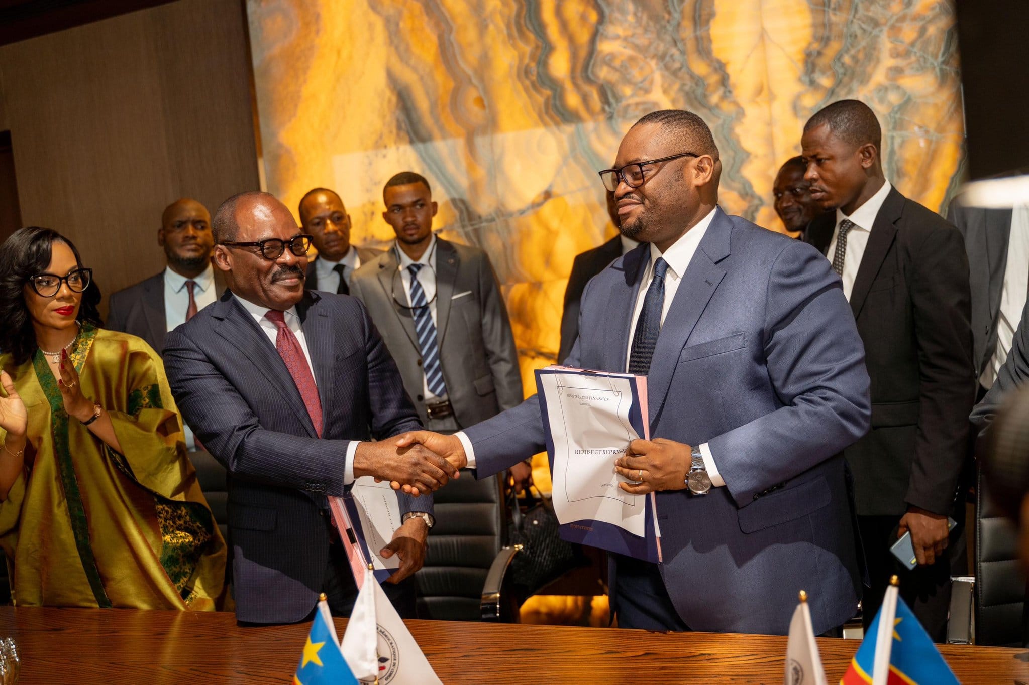 Lors de la remise et reprise, le nouveau ministre des finances Doudou ...