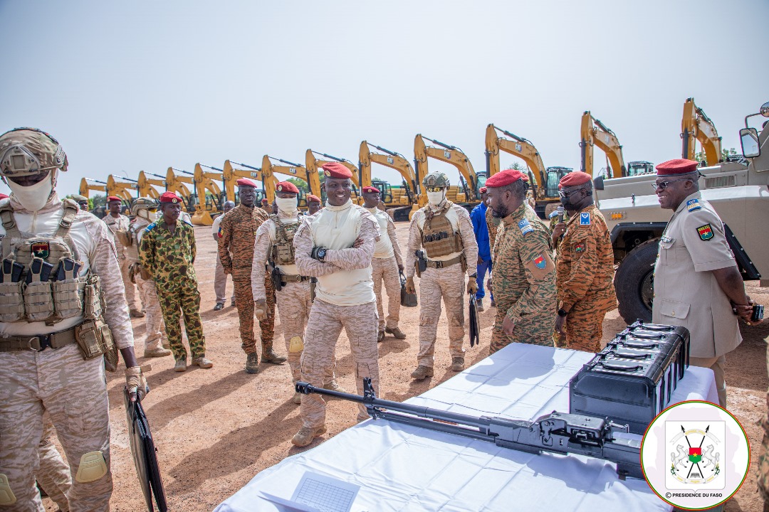 Lutte contre le terrorisme au Burkina Faso : Ibrahim Traoré remet des matériels militaires aux ...